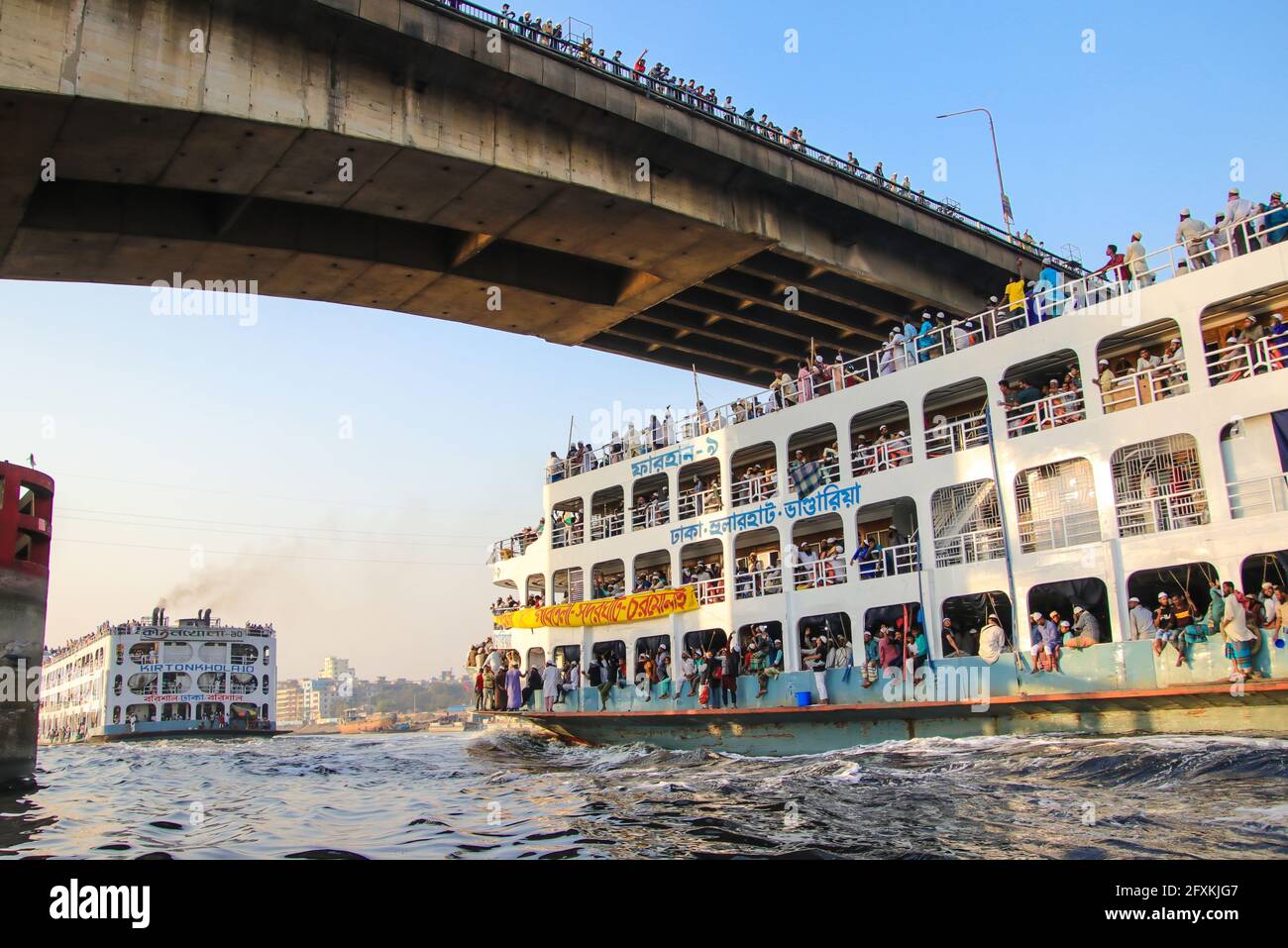 Buriganga river, Bangladesh : Overcrowded passenger ferry returning ...