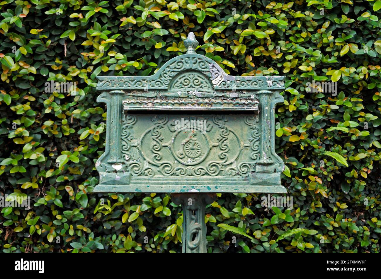 Green letterbox hi-res stock photography and images - Alamy
