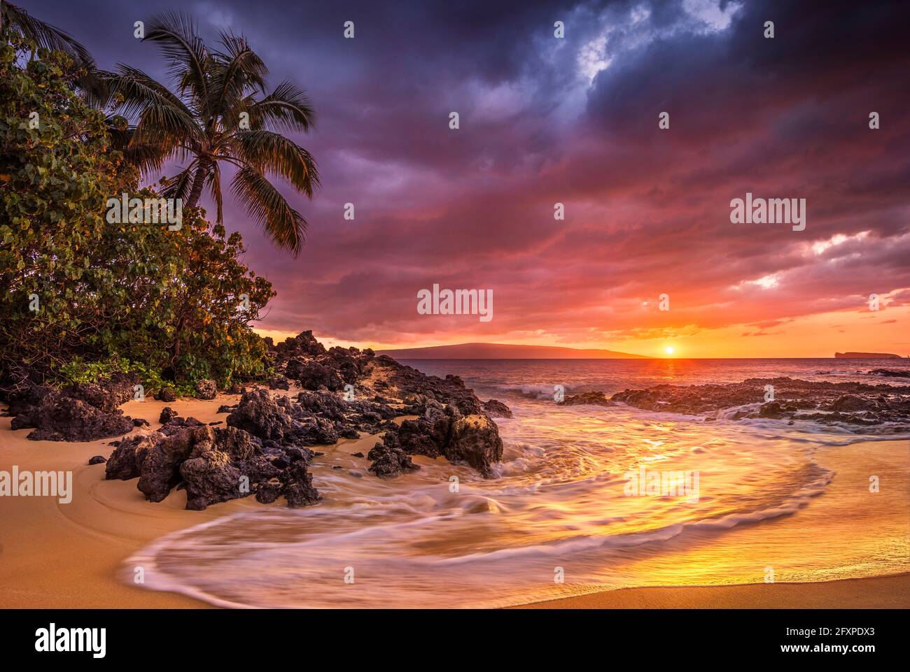 Sunset on the ocean at Pa'ako Beach (Secret Cove), Maui, Hawaii, United ...