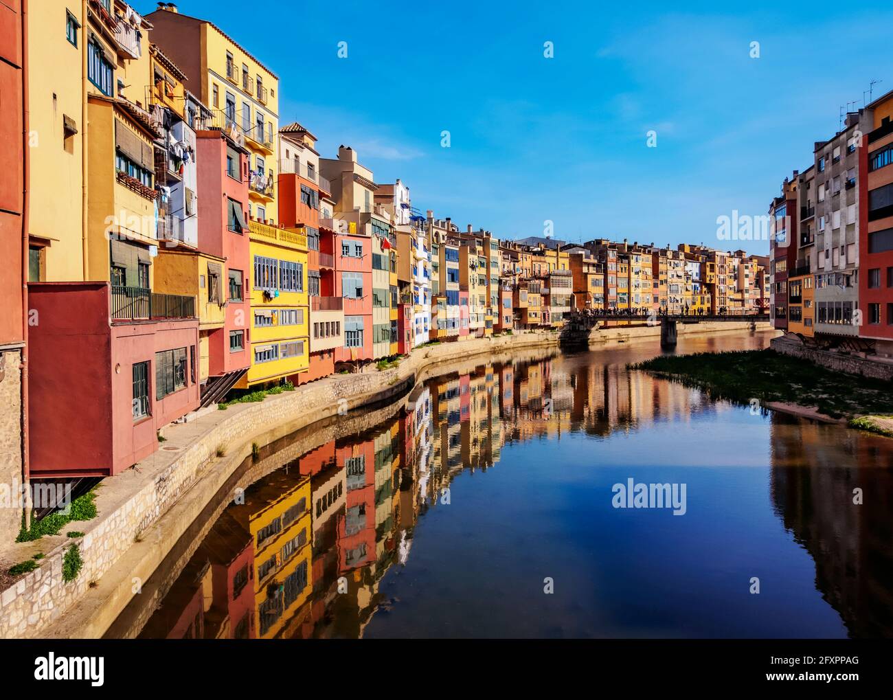 Colourful houses reflecting in the Onyar River, Girona (Gerona ...