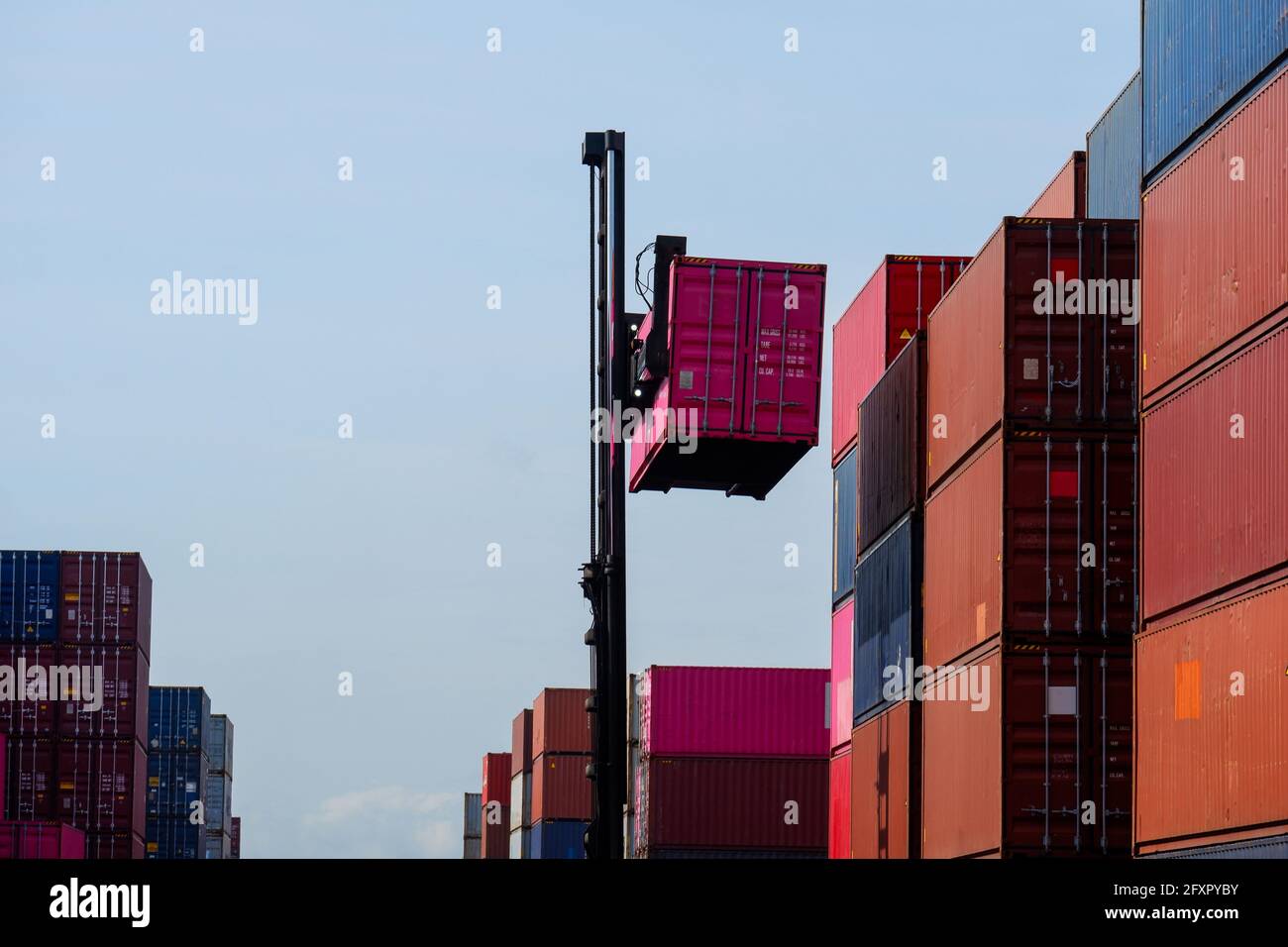 Container pile picture The view of the arrangement to wait for the move ...