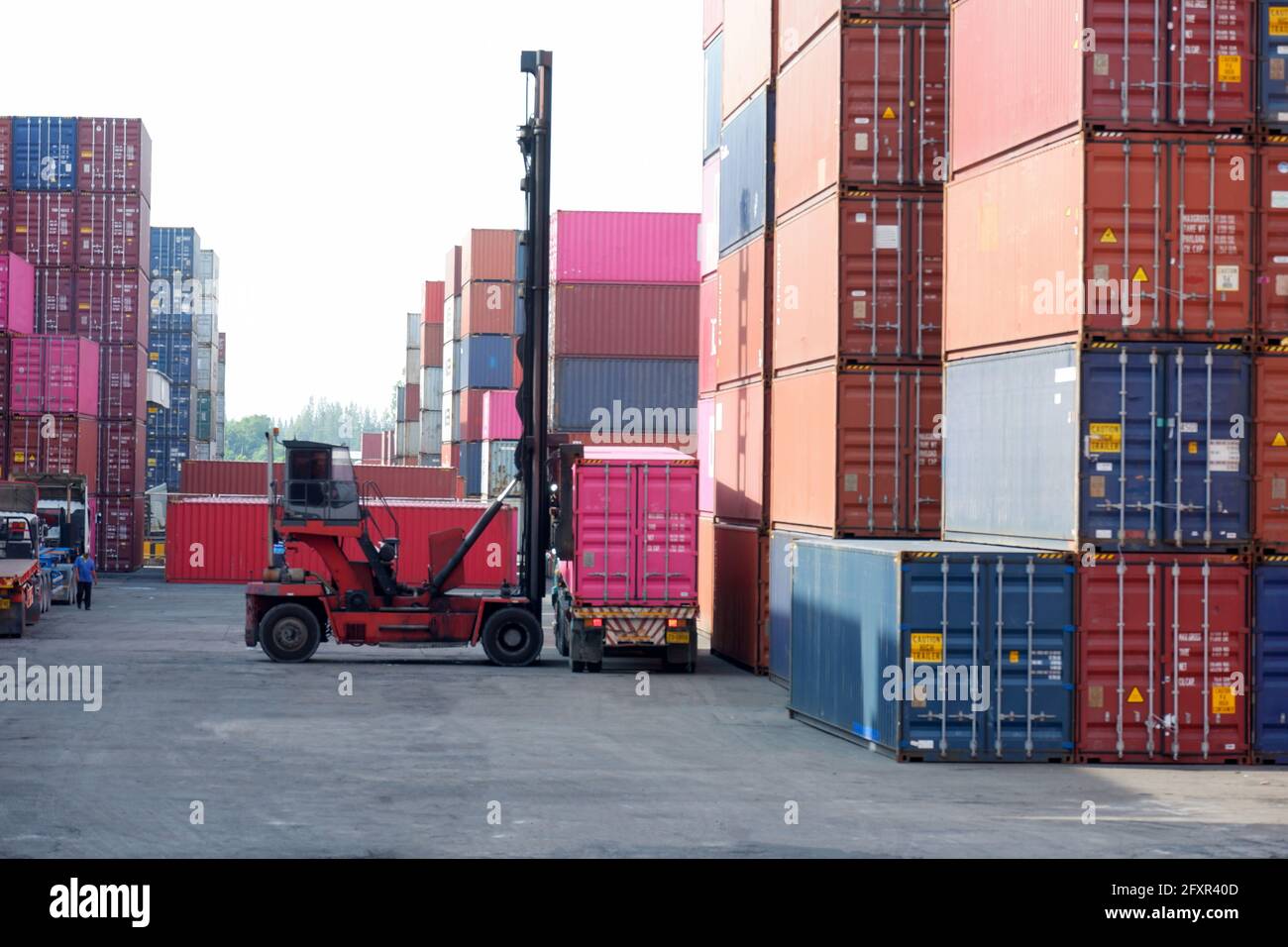 Shipment handlers hi-res stock photography and images - Alamy