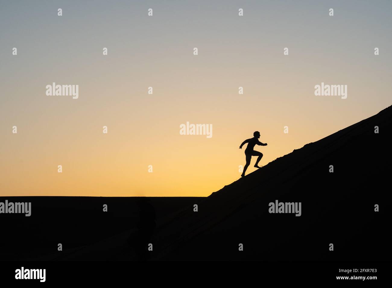 Man running silhouette hi-res stock photography and images - Alamy