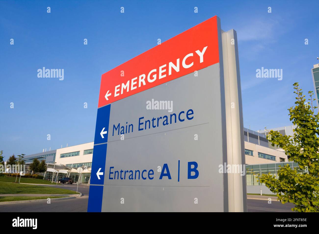 Hospital emergency trauma center entrance sign hi-res stock photography ...