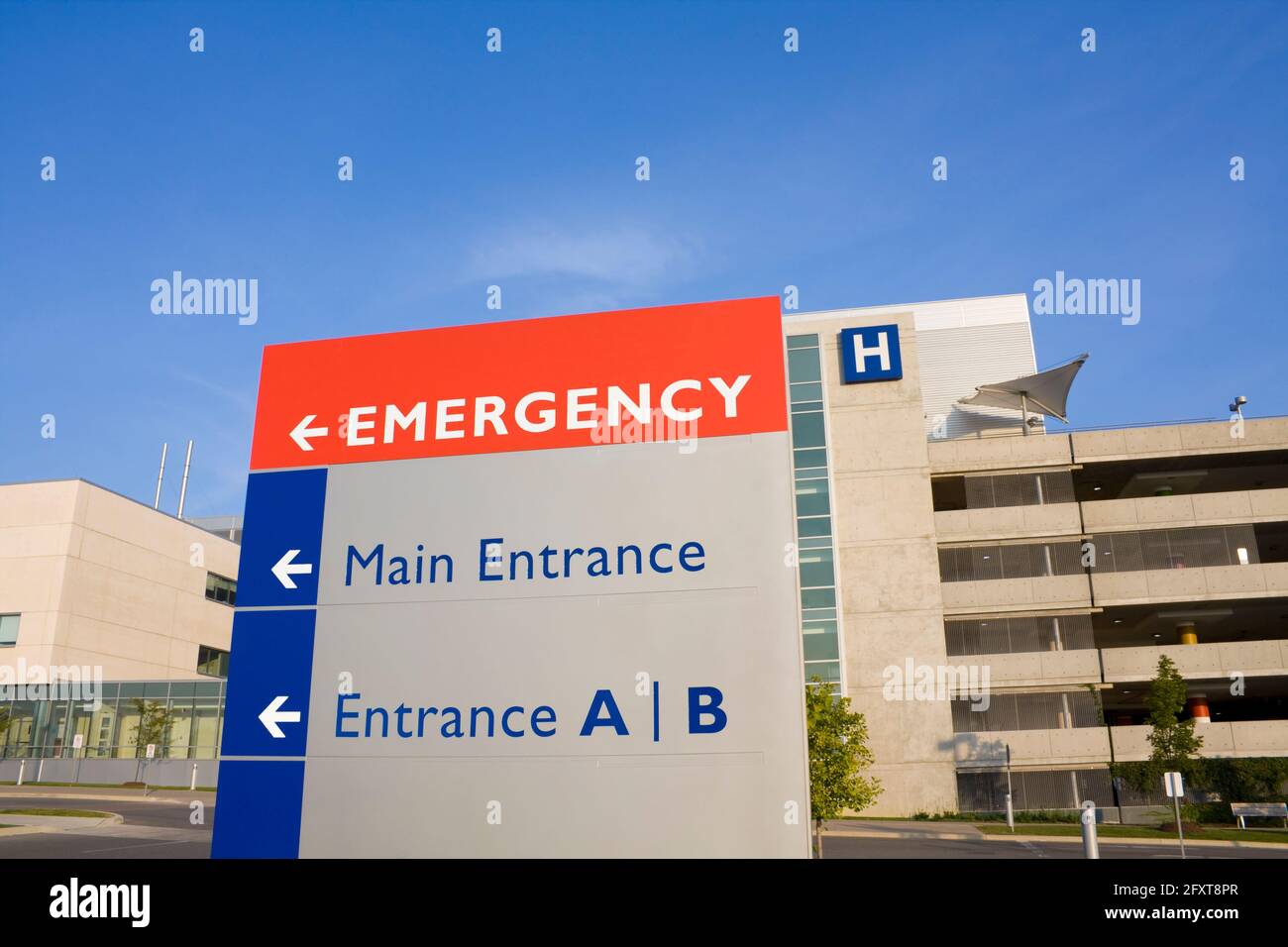 Hospital emergency trauma center entrance sign hi-res stock photography ...