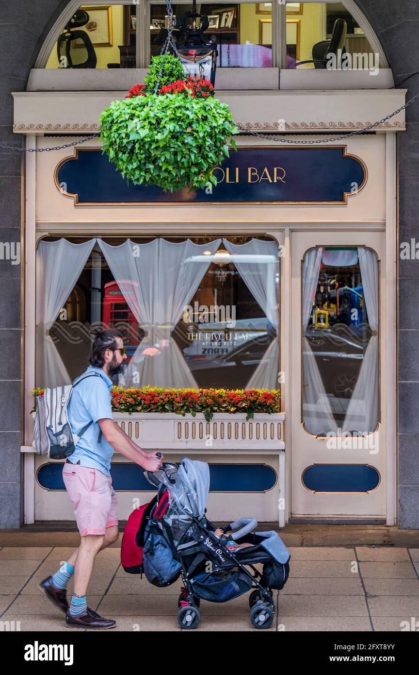 The ritz hotel london bar hi-res stock photography and images - Alamy