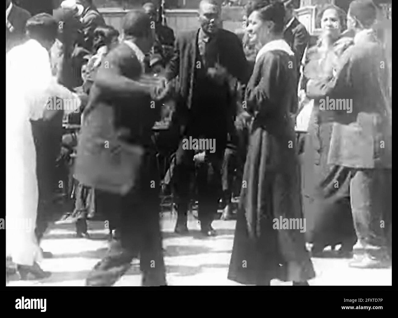 African man woman dancers perform hi-res stock photography and images ...