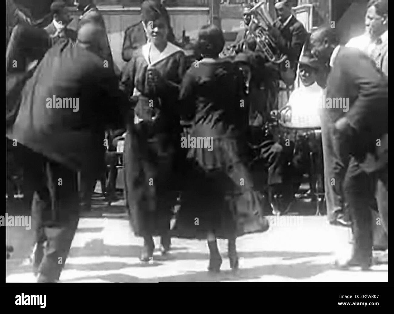 African man woman dancers perform hi-res stock photography and images ...