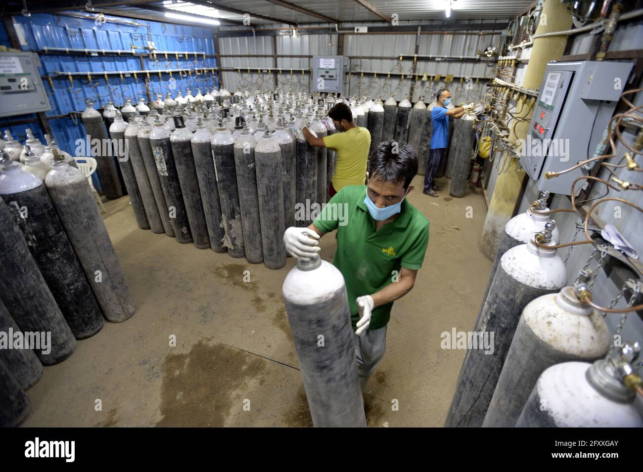 Empty oxygen cylinders hi-res stock photography and images - Alamy