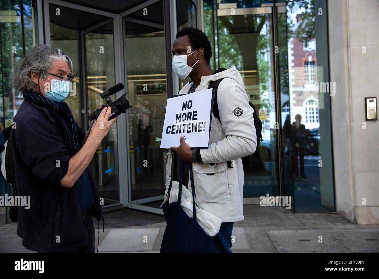 News reporter field hi-res stock photography and images - Alamy