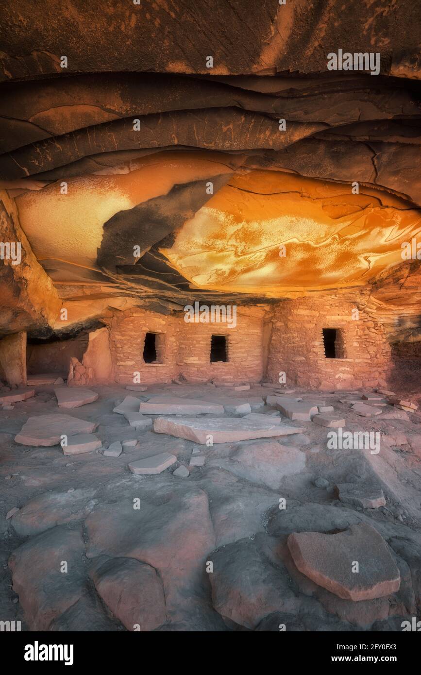 Fallen ceiling ruin or fallen roof ruin hi-res stock photography and ...
