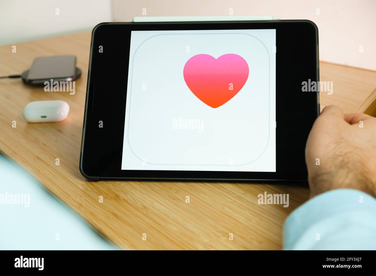 Apple health app icon hi-res stock photography and images - Alamy
