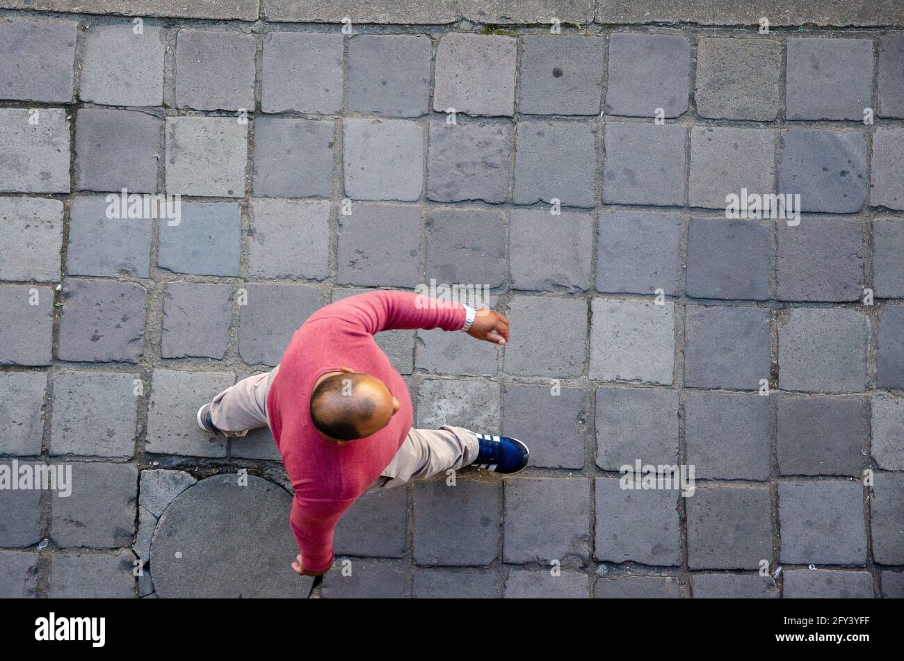 People walking top view white hi-res stock photography and images - Alamy