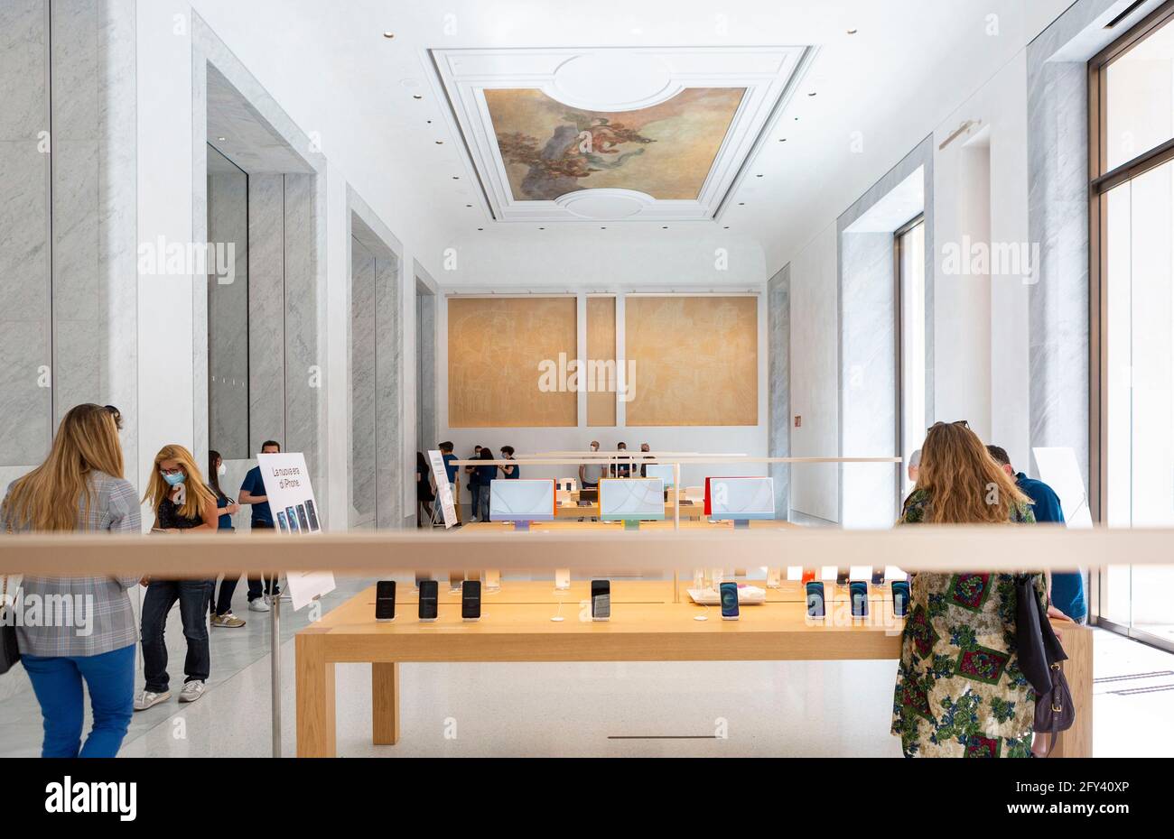 Store interior hi hi-res stock photography and images - Alamy