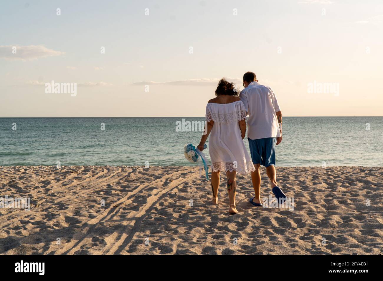 Middle age couple beach hi-res stock photography and images - Alamy