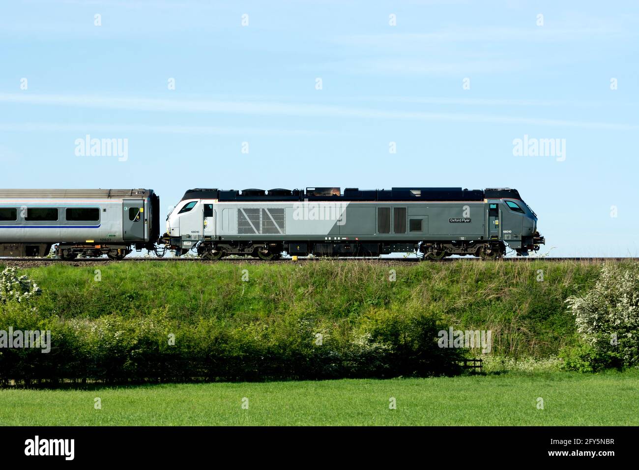 Class 68 diesel locomotive No. 68010 "Oxford Flyer" powering a Chiltern ...