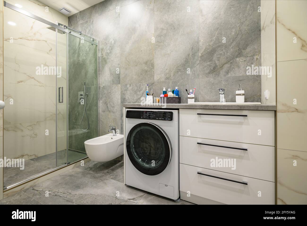 Modern large luxury marble bathroom Stock Photo - Alamy