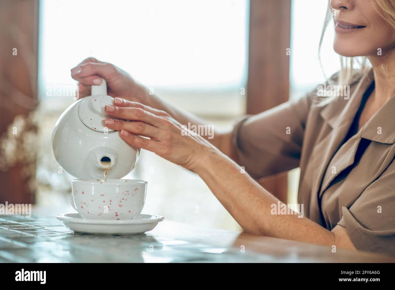 Puring tea hi-res stock photography and images - Alamy