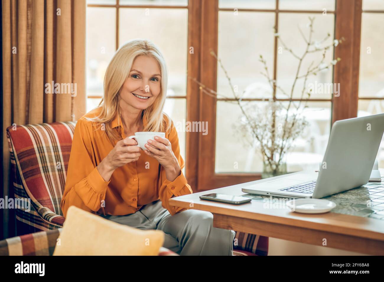 Beautiful woman sitting tea table hi-res stock photography and images ...
