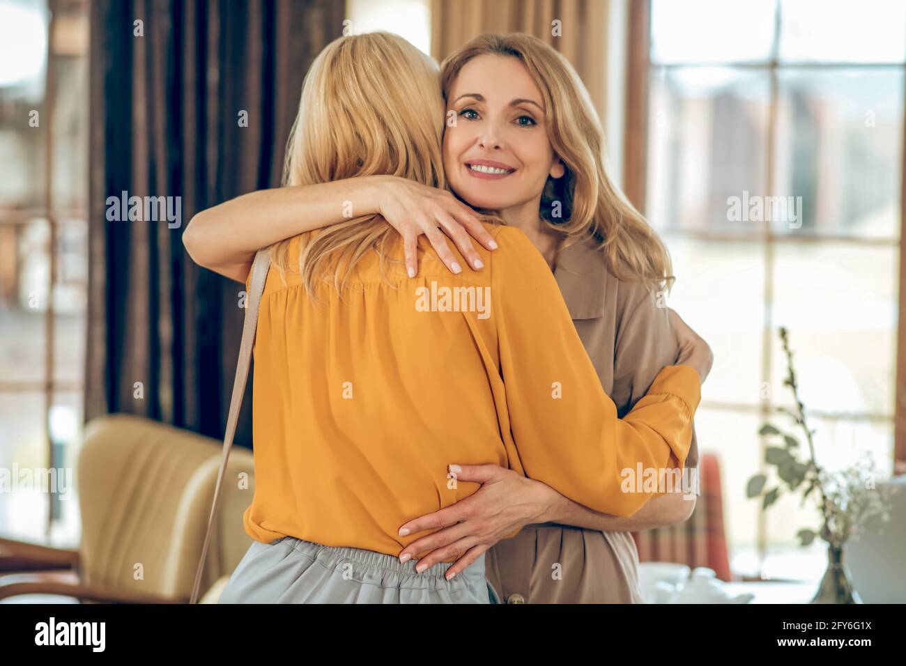 Happy meeting two friends hugging hi-res stock photography and images ...