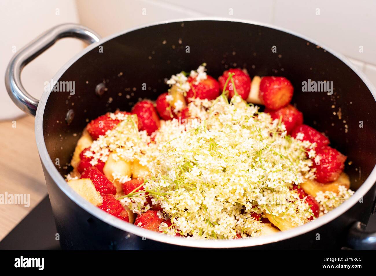 Jam pot hi-res stock photography and images - Alamy