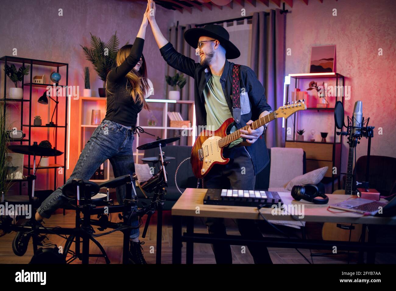 Five modern female musicians hi-res stock photography and images - Alamy