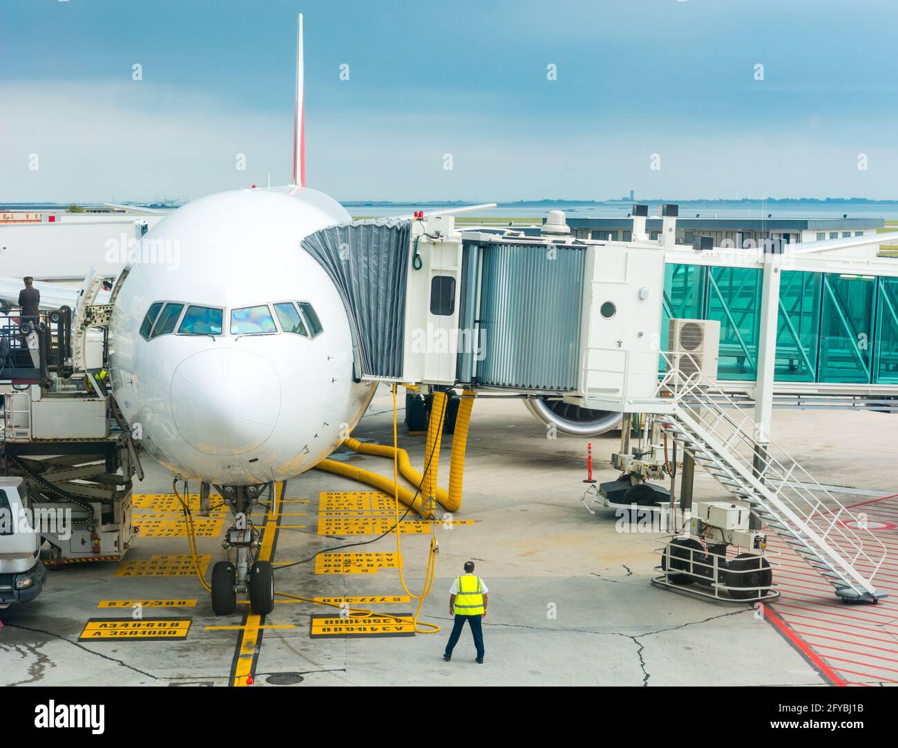 Airplane docked airport gate connected hi-res stock photography and ...
