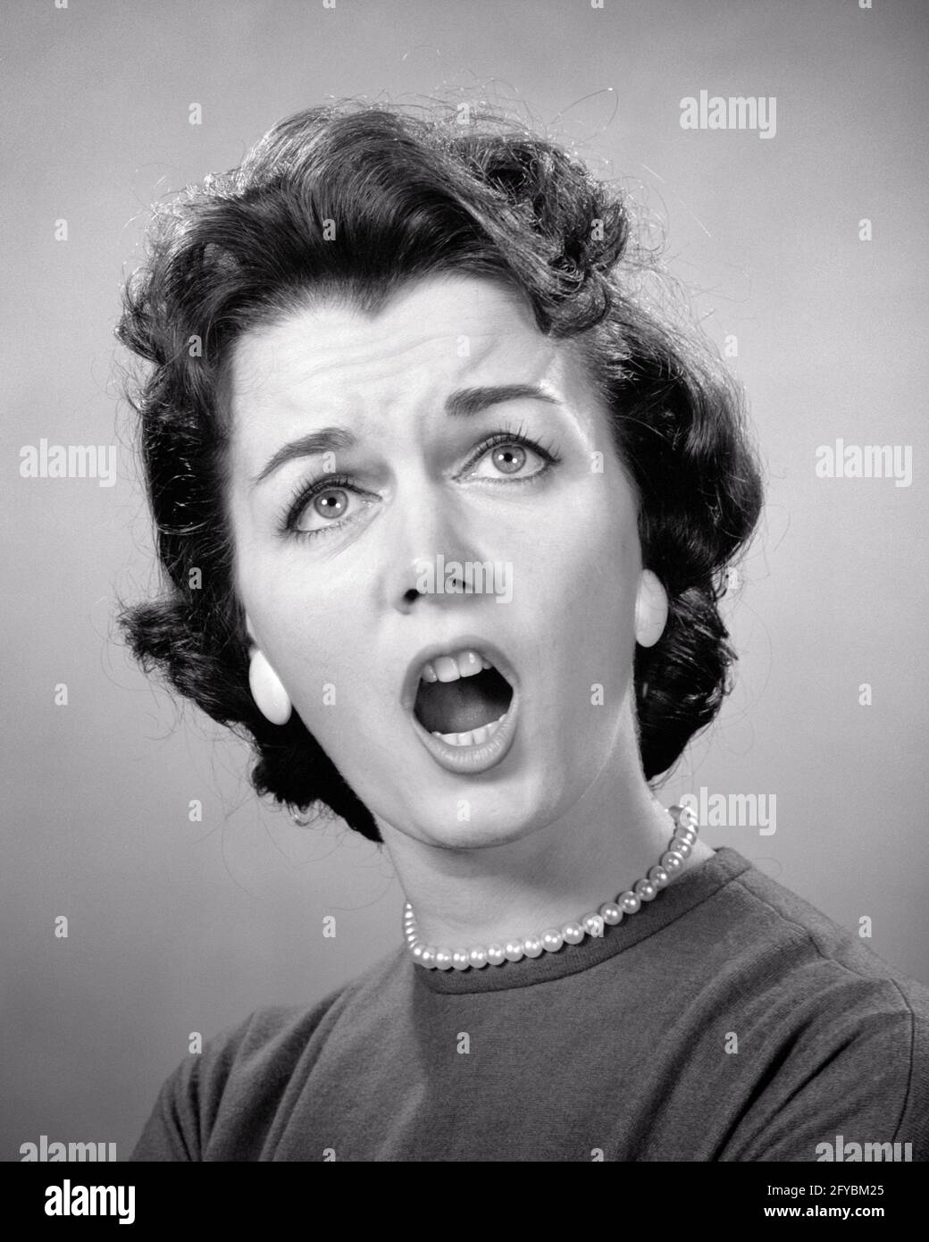 Shocked woman 1950s hi-res stock photography and images - Alamy