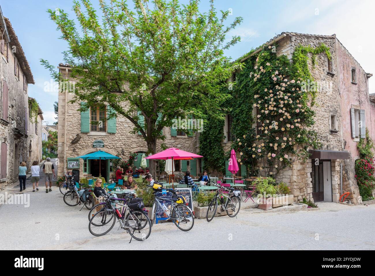 FRANCE, LUBERON, VAUCLUSE, 84, OPPEDE-LE-VIEUX, BEAUTIFUL SMALL VILLAGE ...