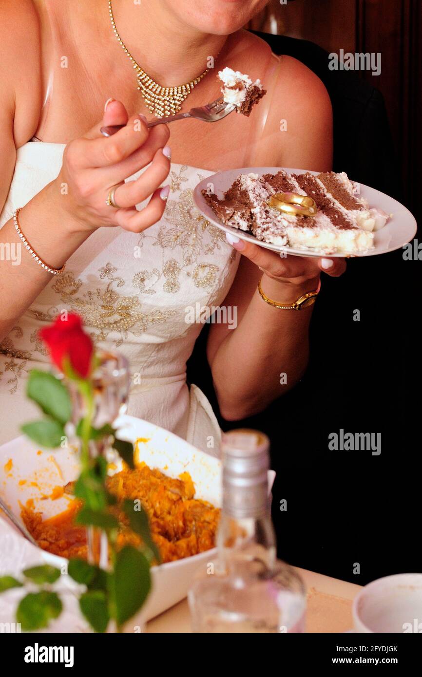 Girl cutting birthday cake hi-res stock photography and images - Alamy