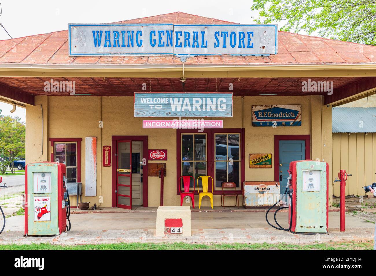 Small town gas station hi-res stock photography and images - Alamy