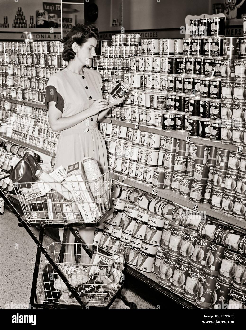 1940's shop woman hi-res stock photography and images - Alamy