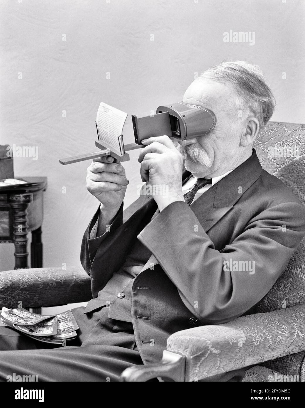 One 1 elderly male man gentleman hi-res stock photography and images ...