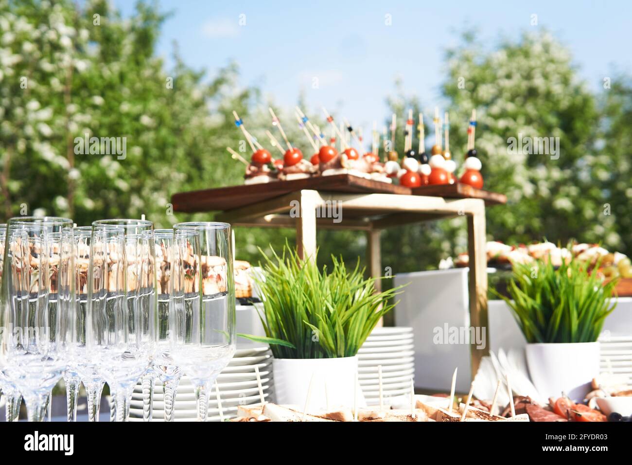 Outdoor buffet table hi-res stock photography and images - Alamy