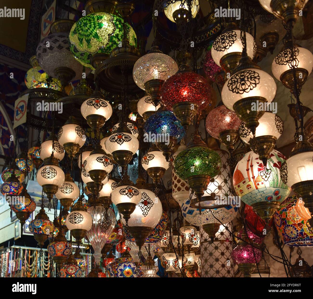 selling traditional lamps in the Grand Bazaar in Istanbul Stock Photo ...