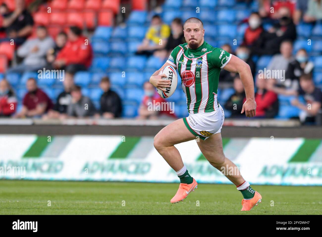 Tom Lineham (2) of Warrington Wolves runs with the ball Stock Photo - Alamy