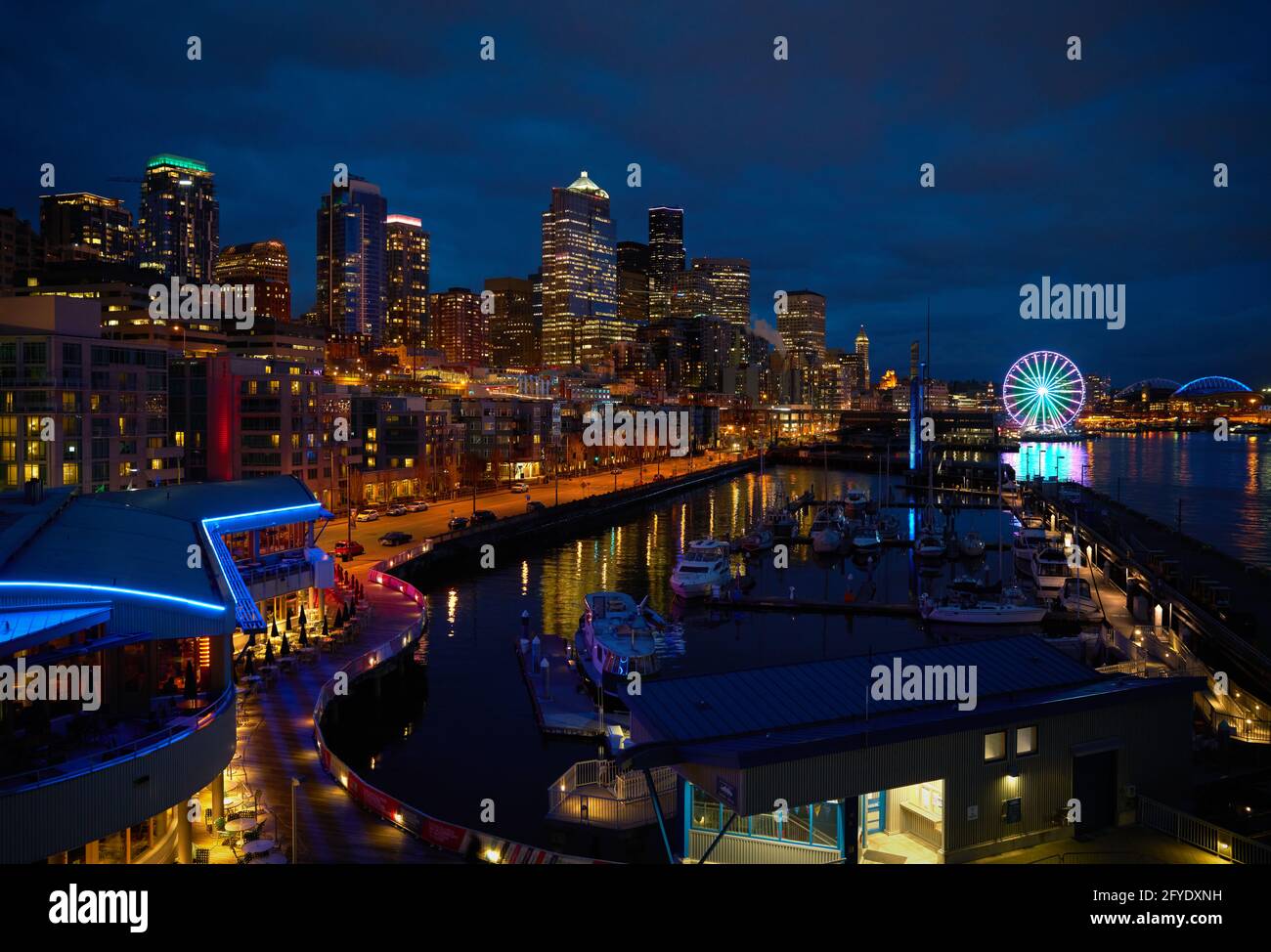 Seattle Big Wheel at Night. Downtown Seattle skyline at twilight. The ...