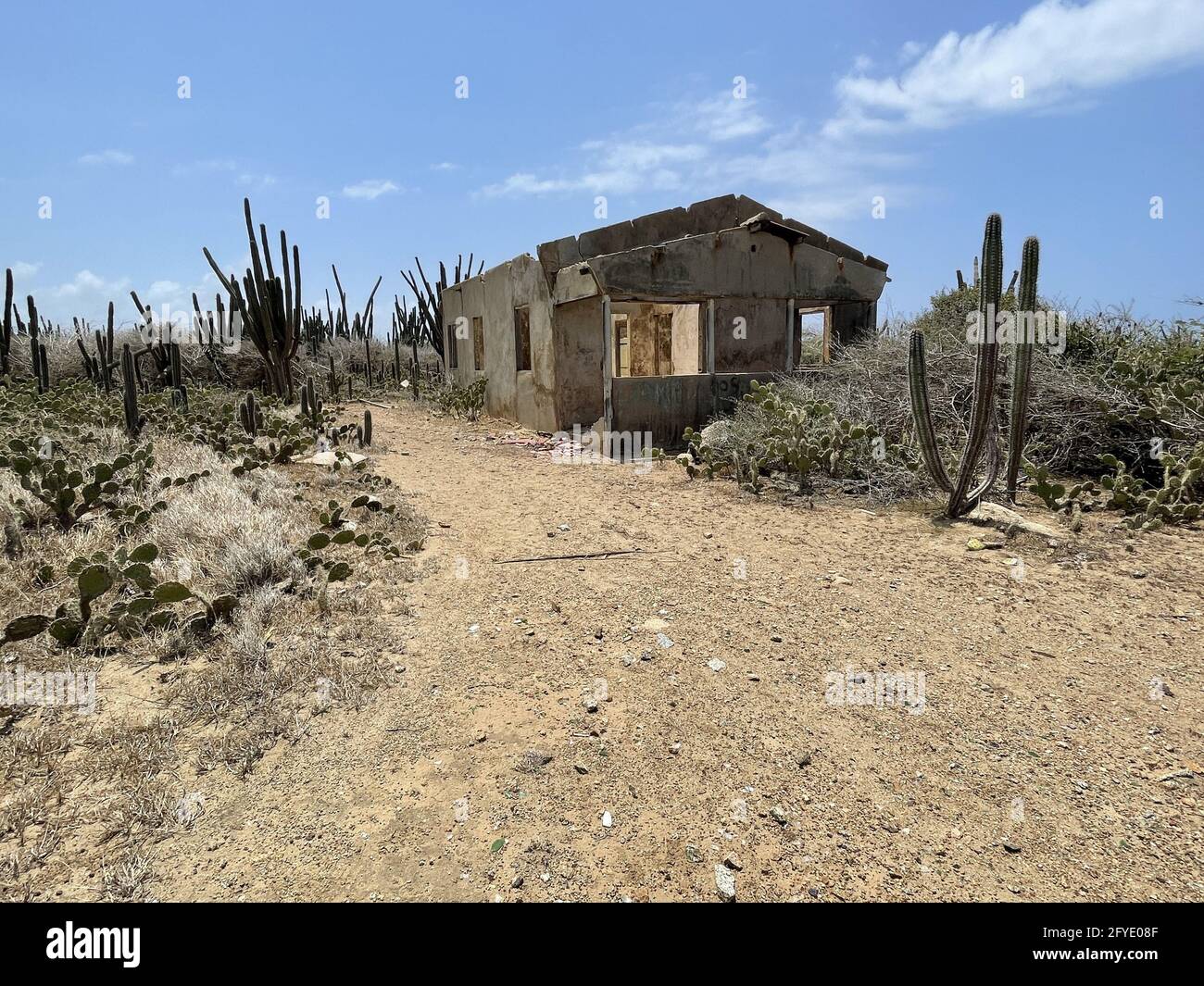 Farmhouse in a deserted area Stock Photo - Alamy
