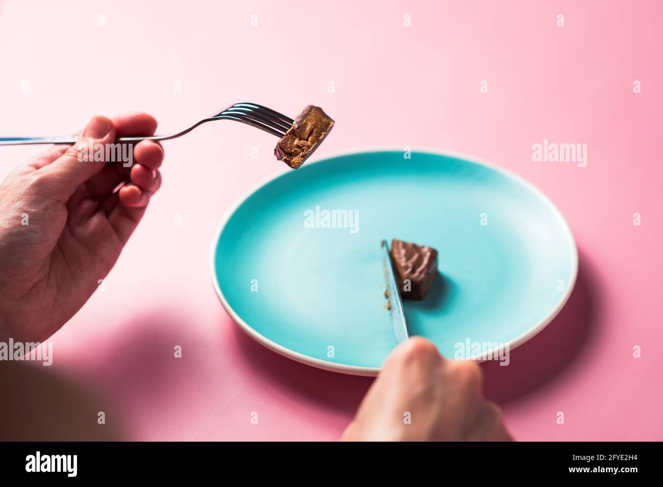 Hands knife and fork hi-res stock photography and images - Alamy