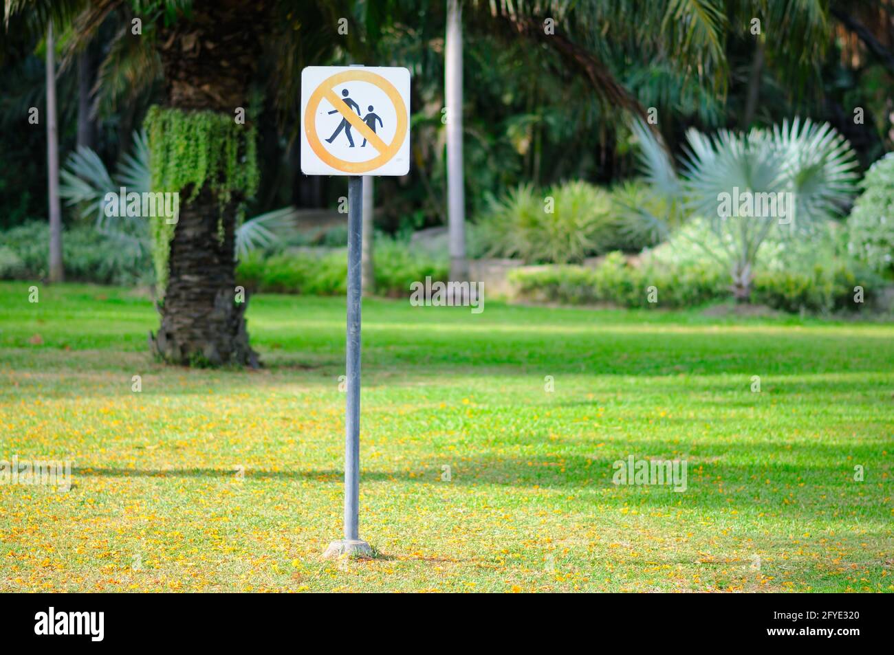 Garden warning sign hi-res stock photography and images - Alamy