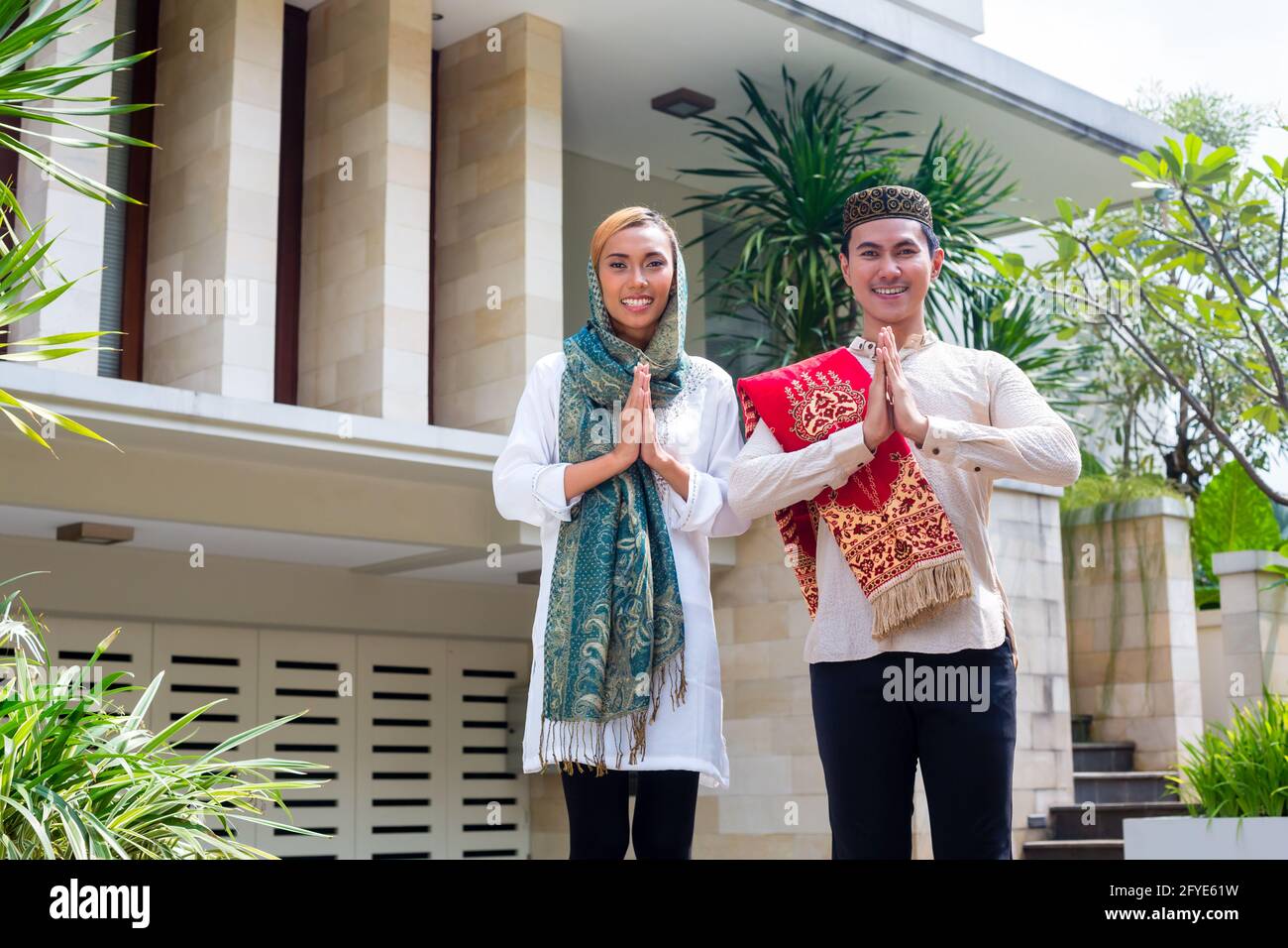Woman welcoming man into the house hi-res stock photography and images ...