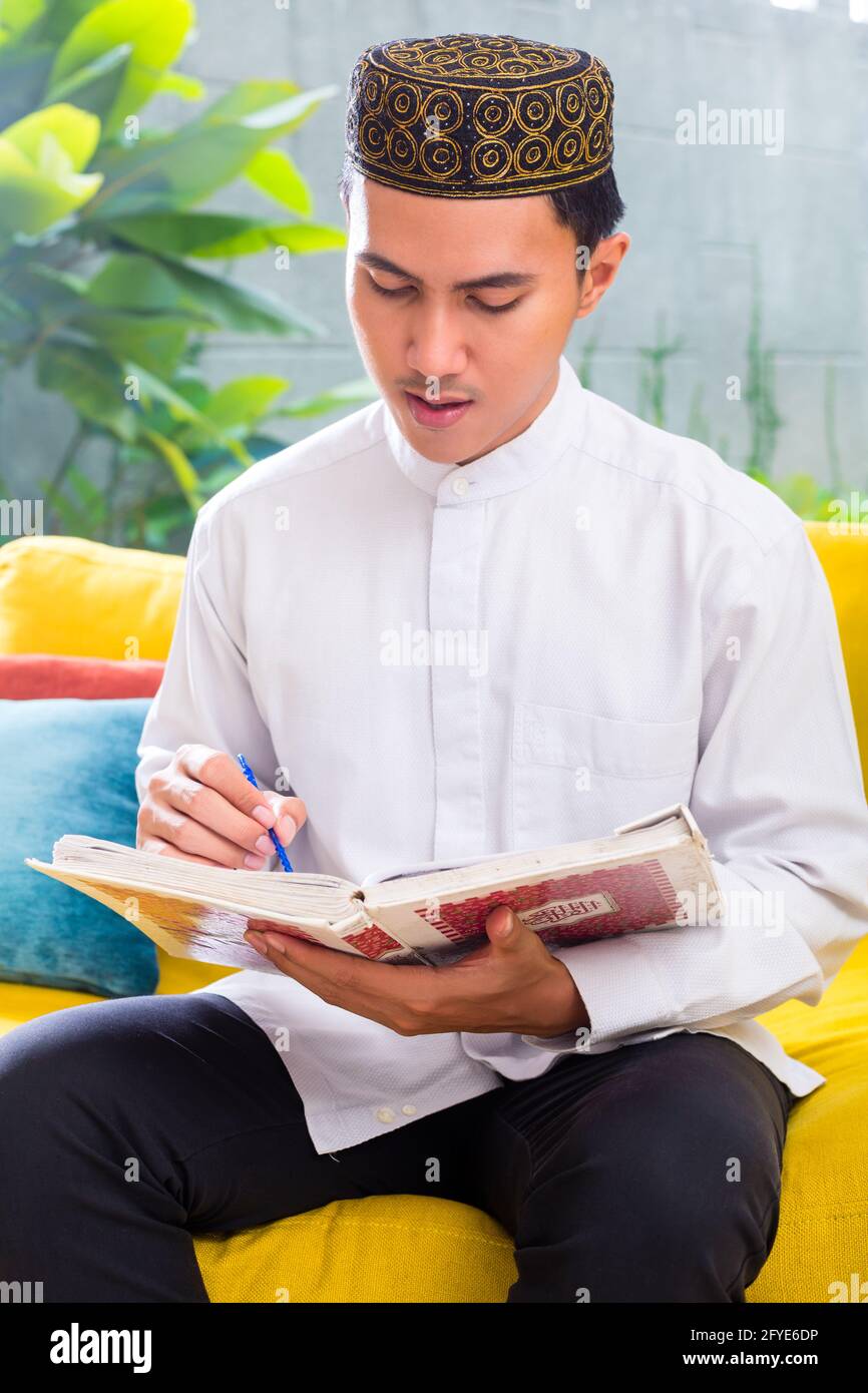 Muslim man reading quran hi-res stock photography and images - Alamy