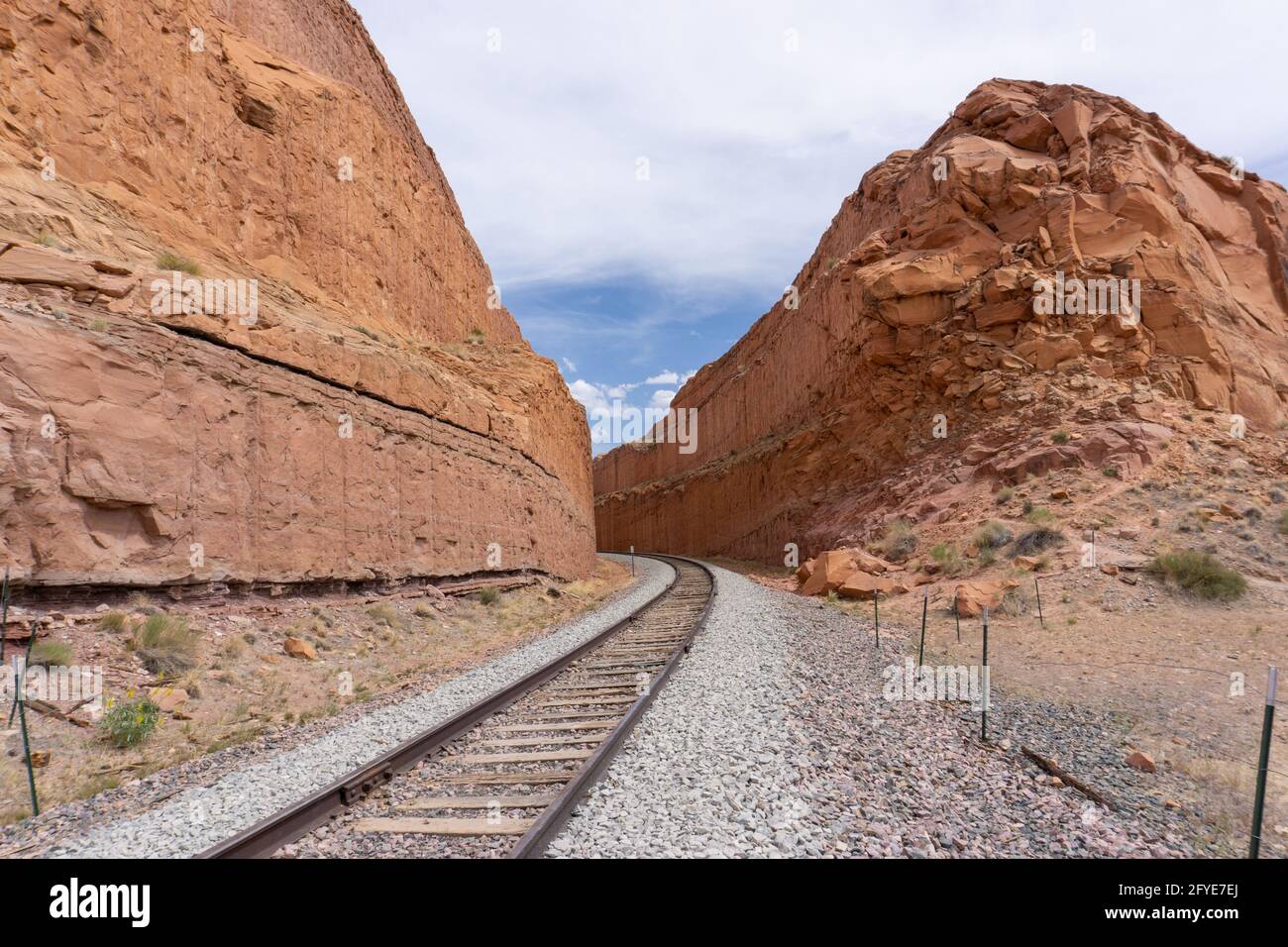 Railroad tracks and desert hi-res stock photography and images - Alamy