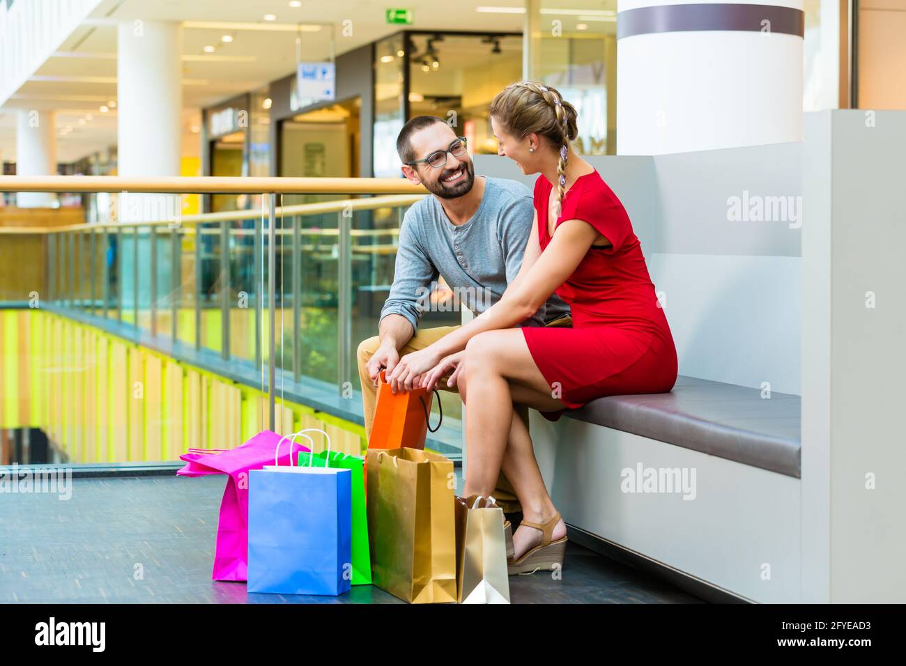 Couple at shopping mall hi-res stock photography and images - Alamy