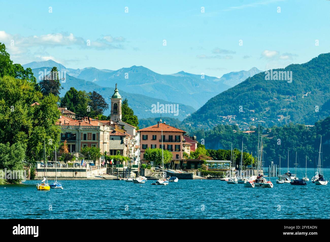 Village lakeside italy hi-res stock photography and images - Alamy