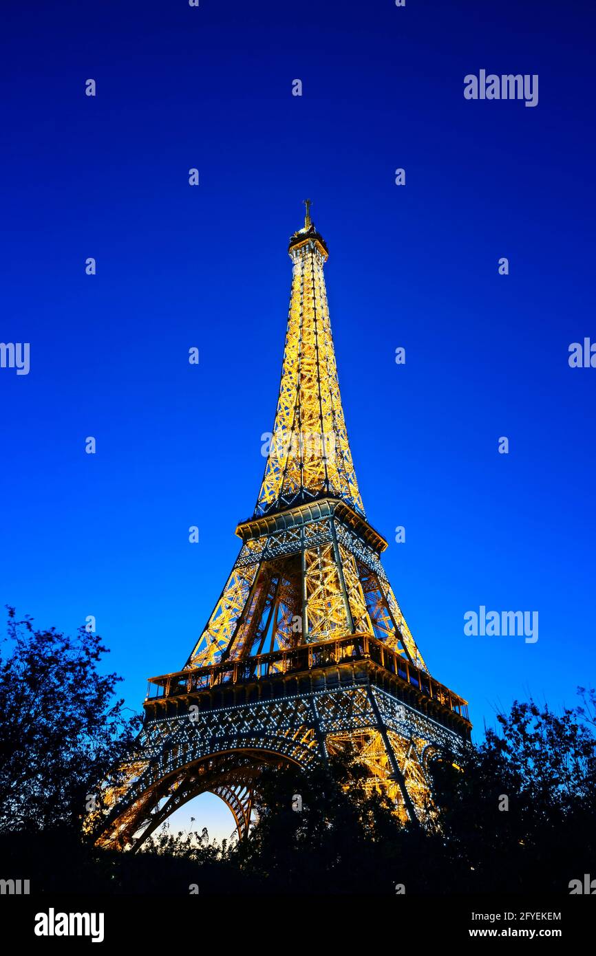 EIFFEL TOWER WITH FLASH LIGHTS AT NIGHT IN PARIS, FRANCE Stock Photo ...
