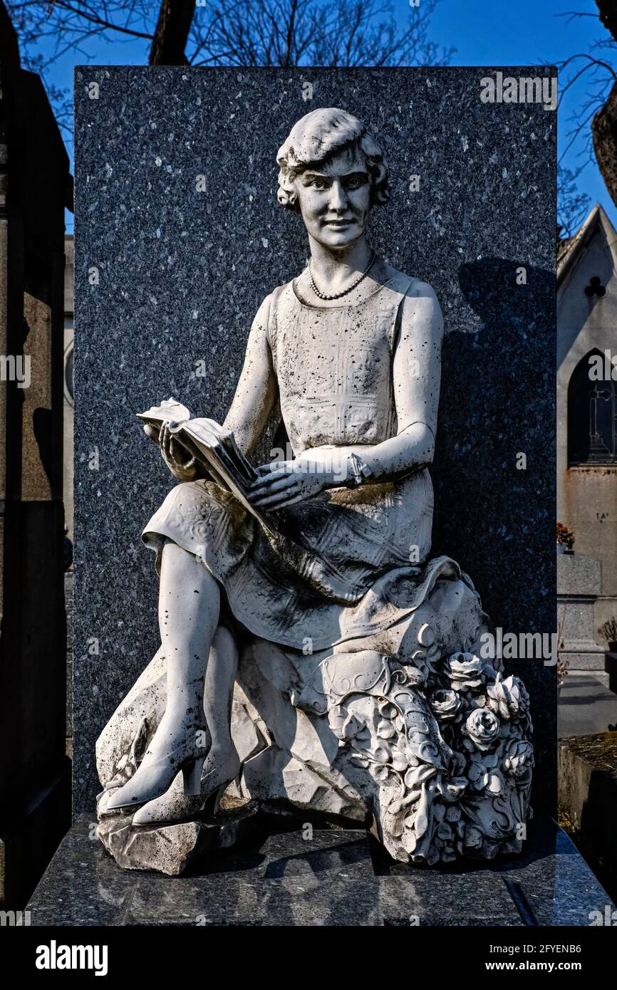 FRANCE. PARIS (75) PERE LACHAISE CEMETERY. WHITE MARBLE SCULPTURE OF A ...