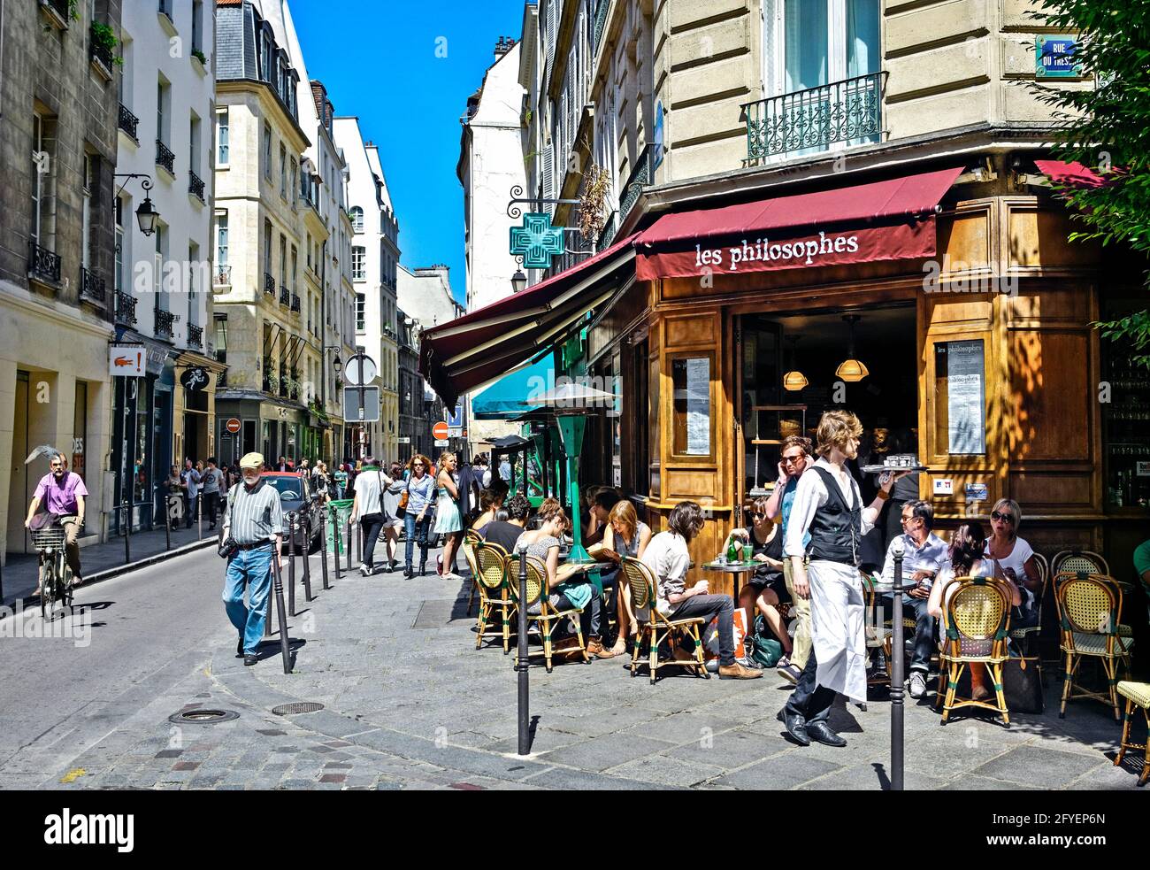 FRANCE. PARIS (75) LE MARAIS, 'LES PHILOSOPHES' CAFE-RESTAURANT IN RUE ...