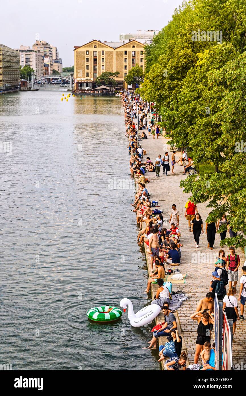 FRANCE. PARIS (75) PEOPLE DIVING AND TAKING A BATH IN THE LA VILLETTE ...