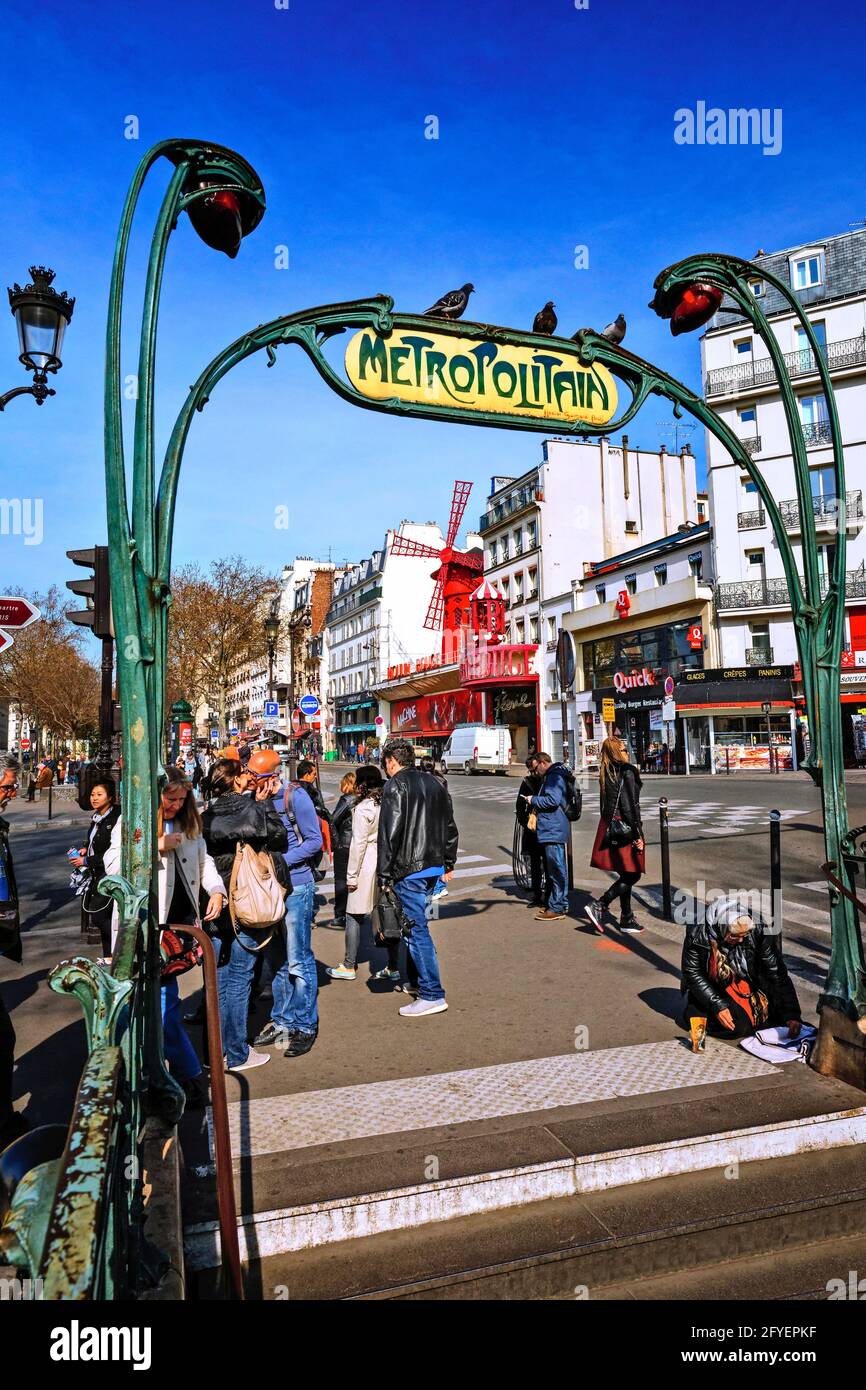FRANCE. PARIS (75). THE MOULIN ROUGE KISS IN PIGALLE Stock Photo - Alamy